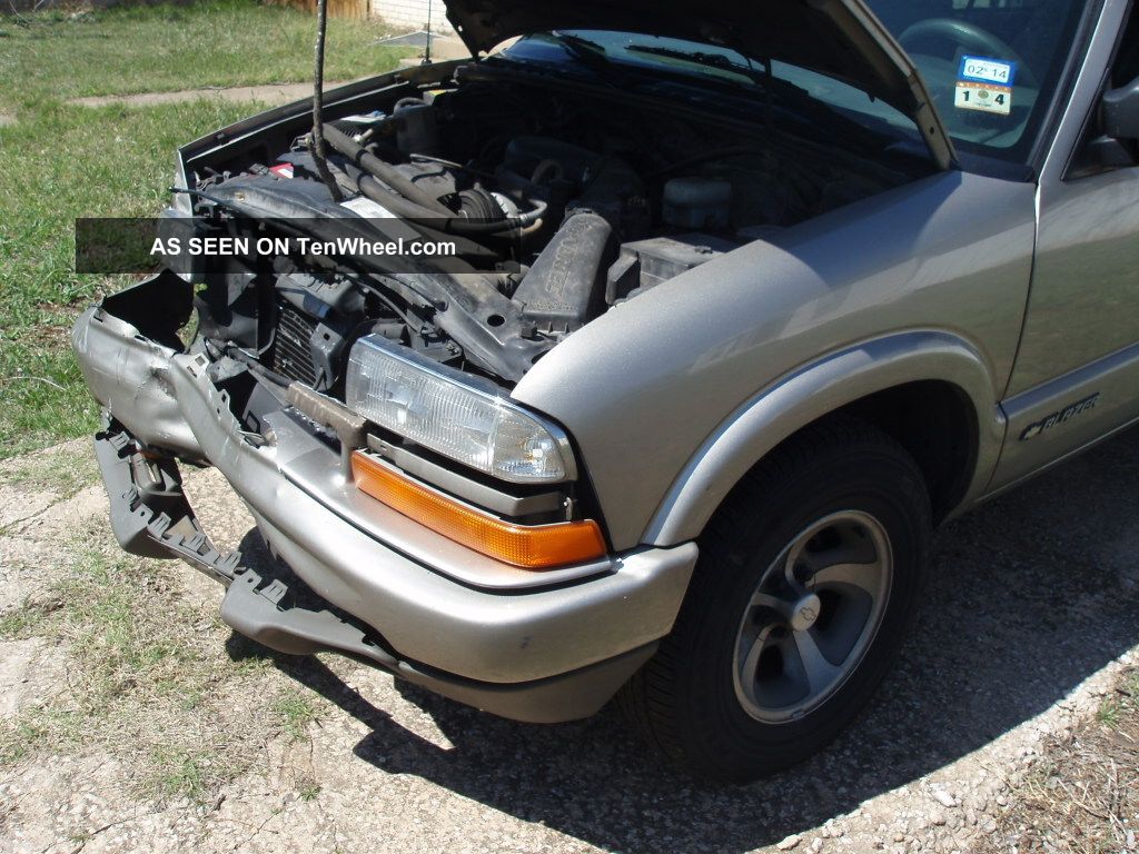 2000 Chevrolet Blazer Ls Sport Utility 2 - Door 4. 3l Wrecked But Running