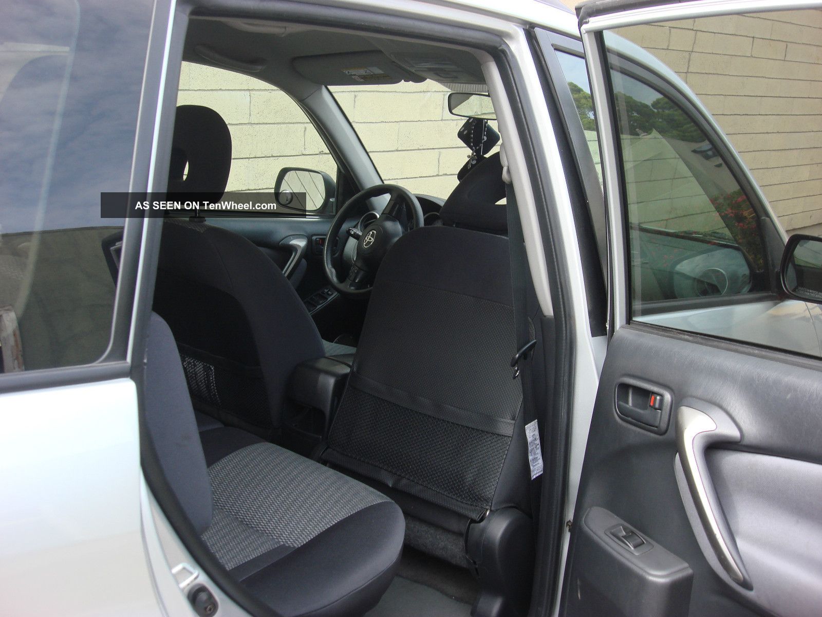 2004 Toyota Rav4 Base Sport Utility 4 - Door 2. 4l