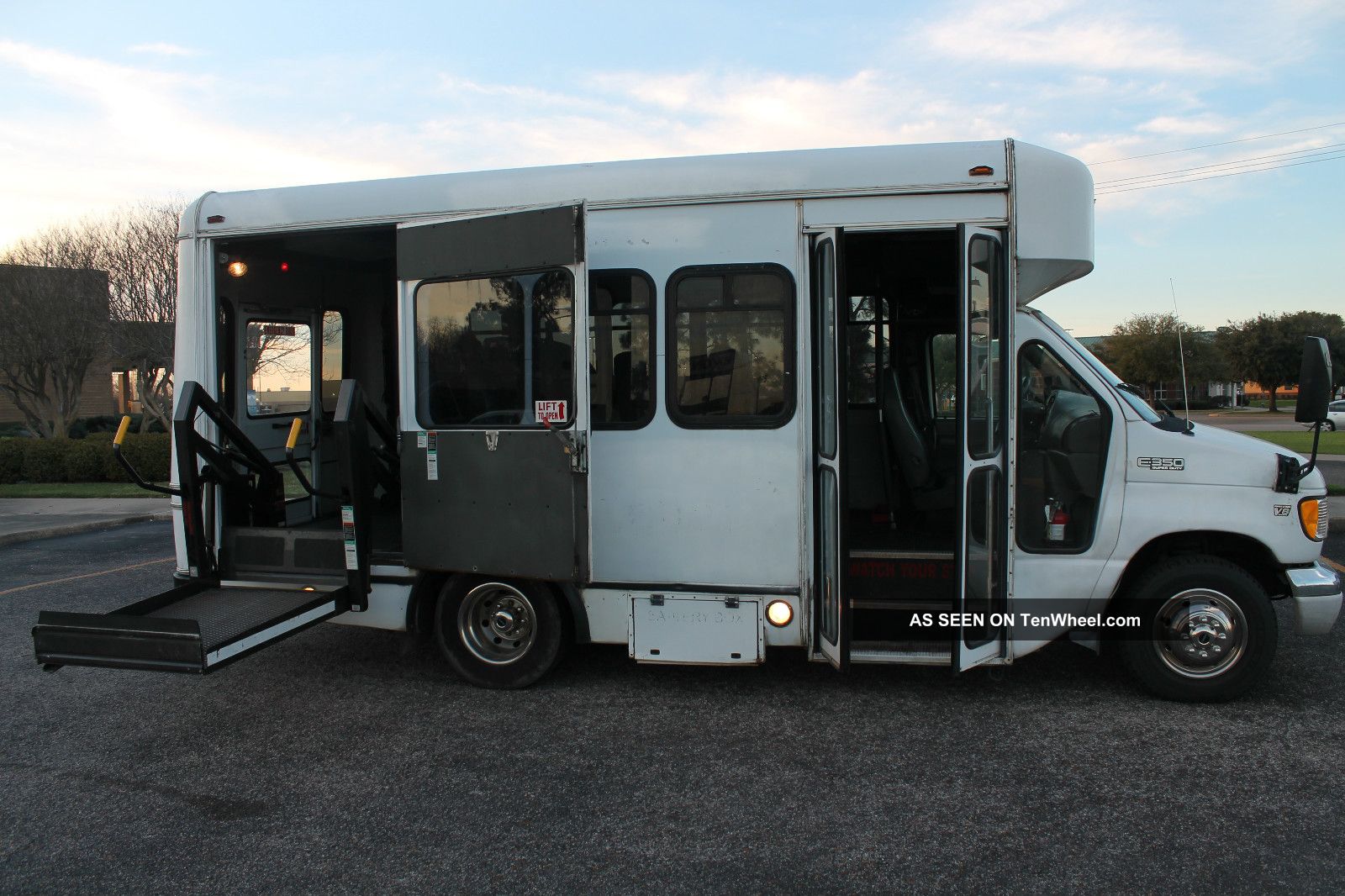 2002 Ford E350 Handicap Van / Bus With Lift